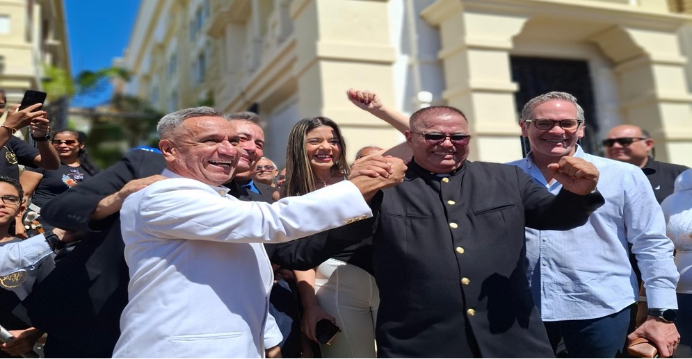 Wolfang y el "Papi" están en el Paseo de las Estrellas del Teatro ...